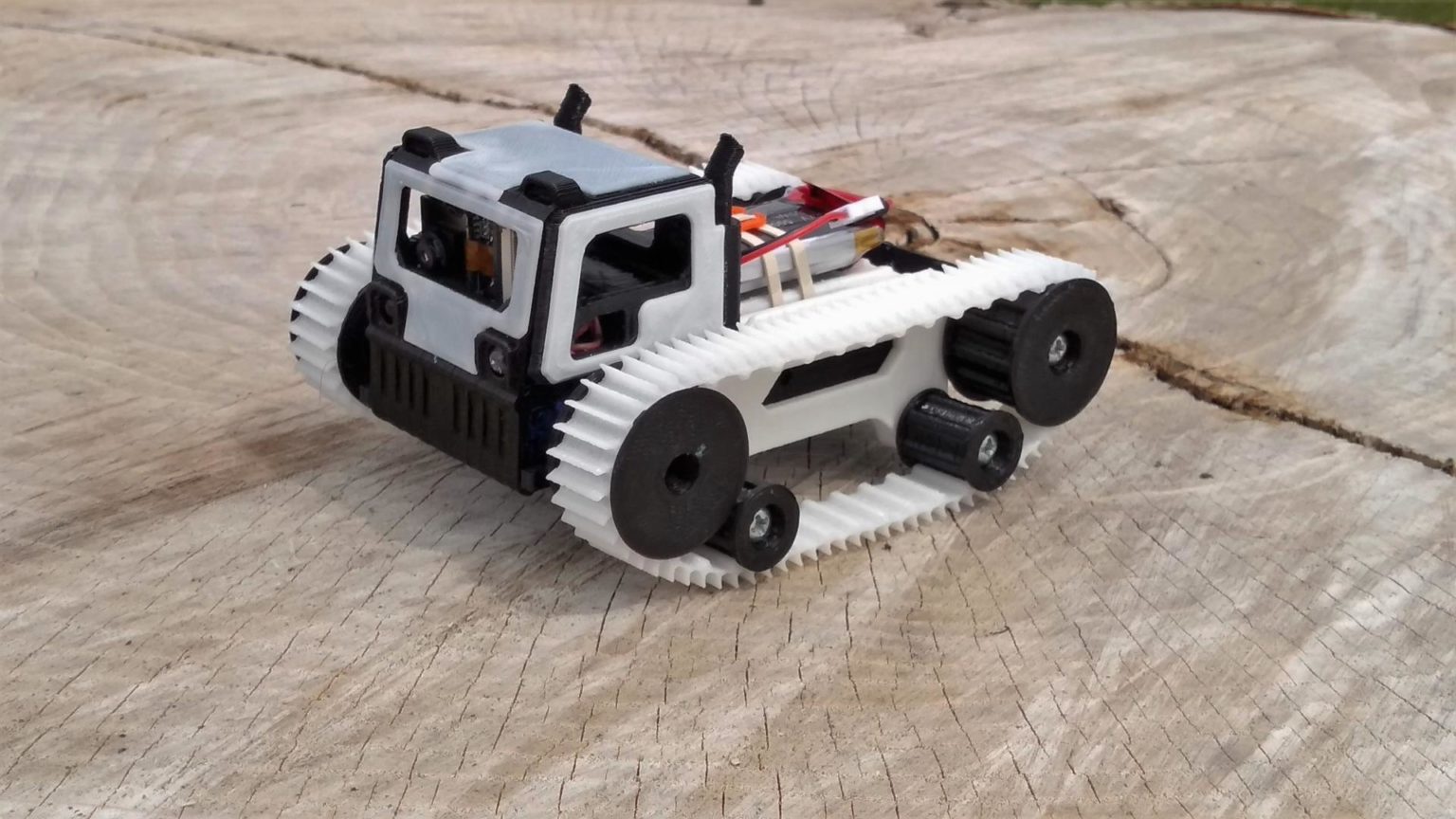 Scout32 – ESP32 WiFi FPV Camera Rover – Pilot Hobbies